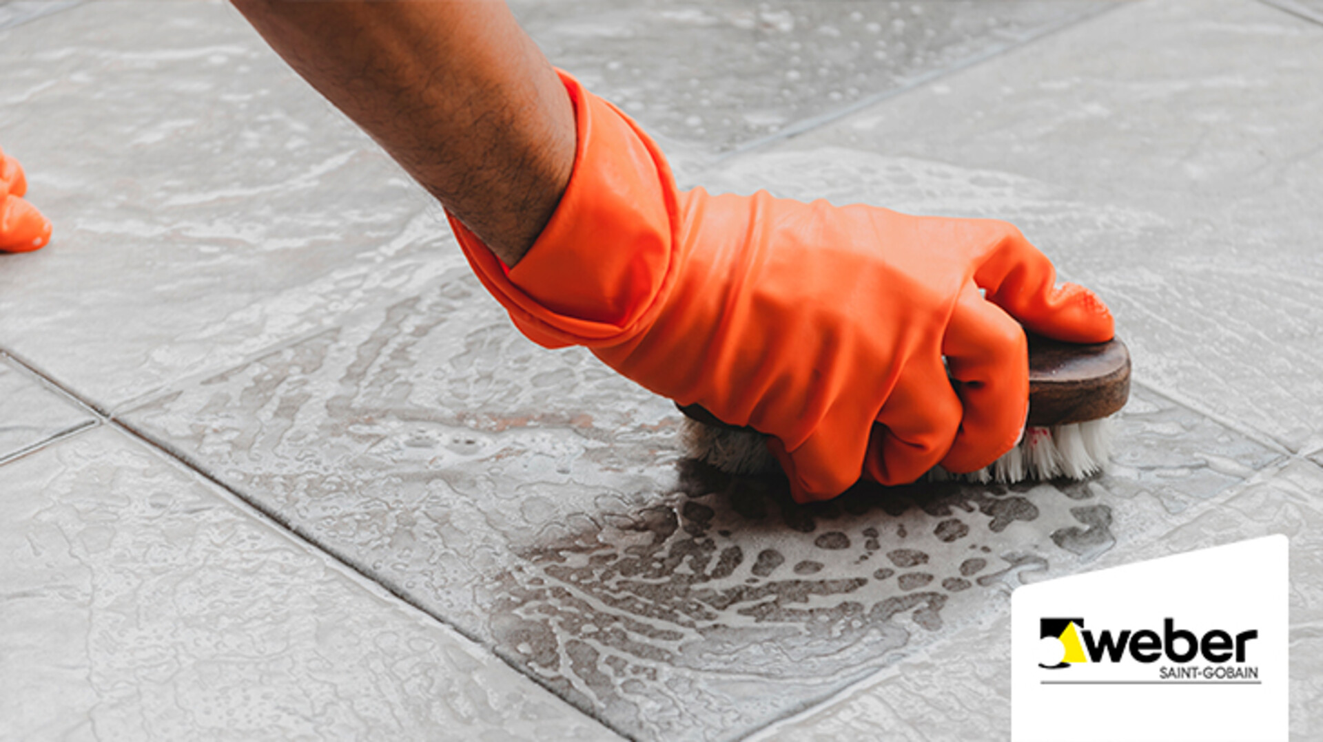 ¿Cómo quitar el rayado después de la colocación de porcelanato? | Weber ...